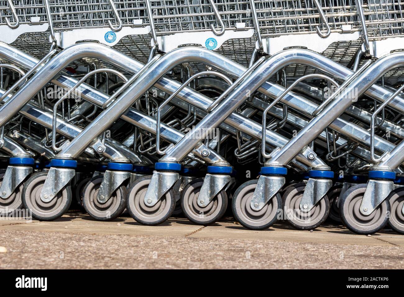 Shopping trolley in front of a supermarket Stock Photo - Alamy