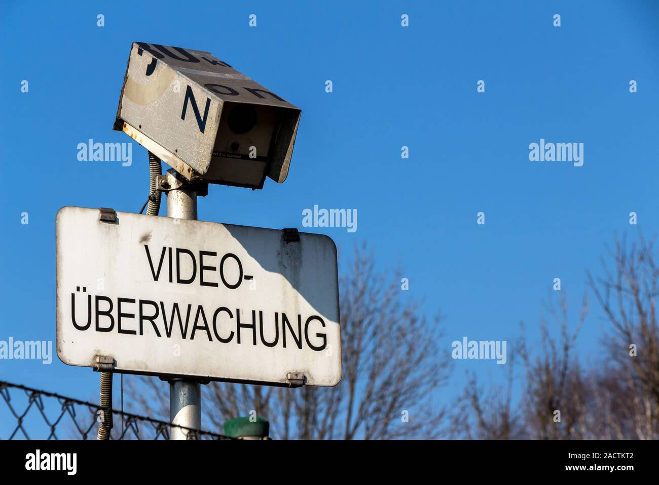 Camera and sign Video surveillance Stock Photo - Alamy