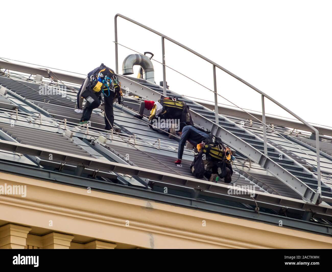 Roofers working hi-res stock photography and images - Alamy