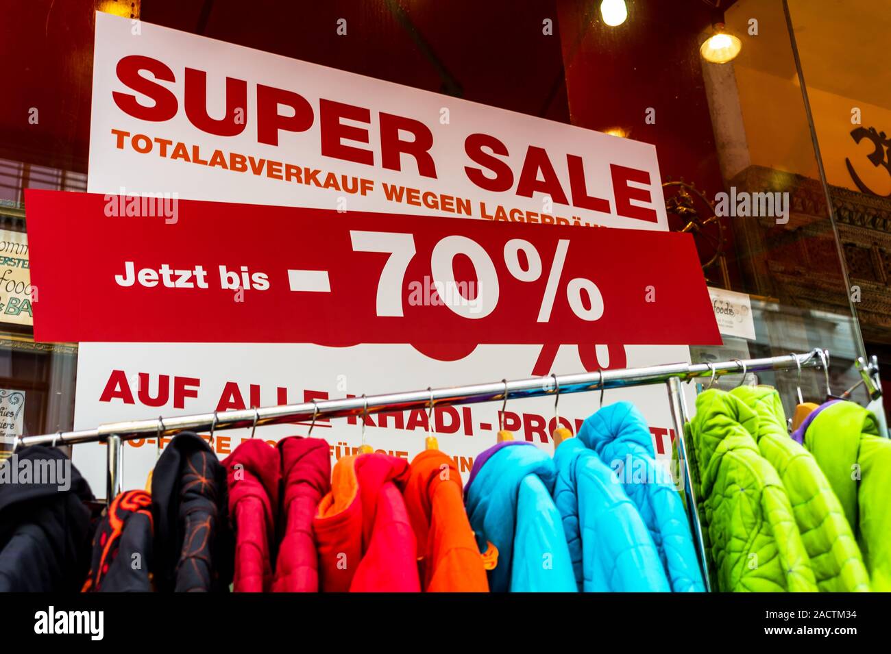Textile store hi-res stock photography and images - Alamy