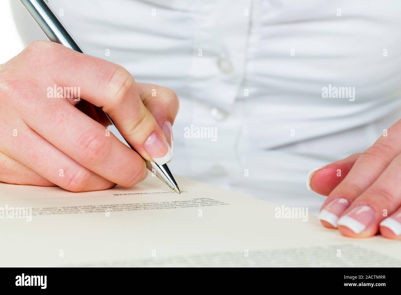 Hand with fountain pen signs contract Stock Photo - Alamy