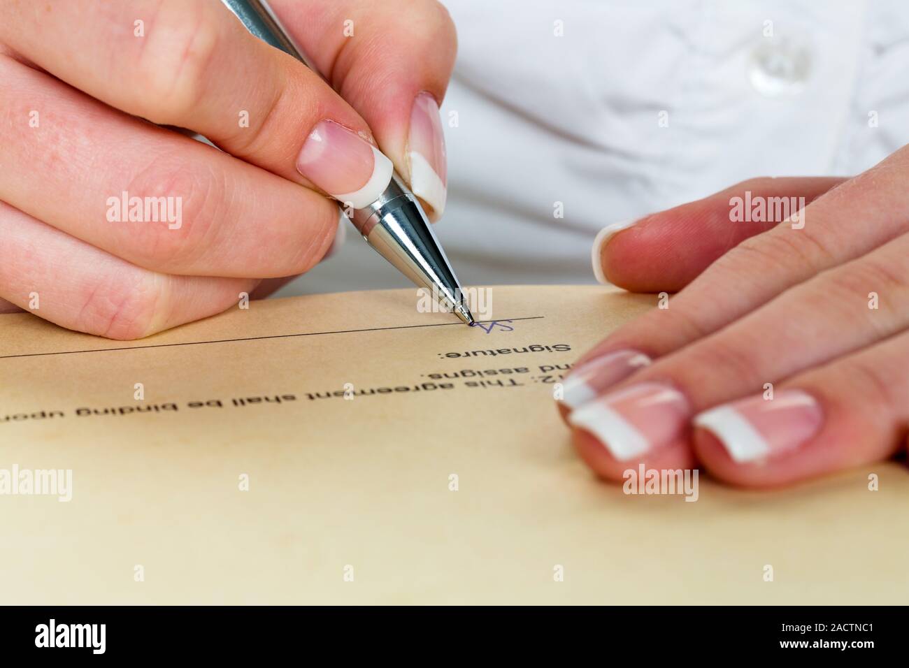 Hand with fountain pen signs contract Stock Photo - Alamy