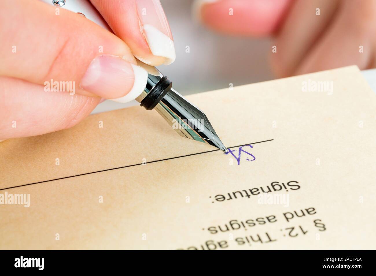 Hand with fountain pen signs contract Stock Photo - Alamy