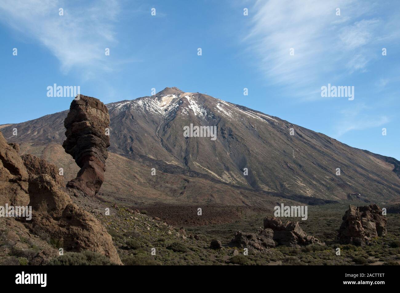 Roques de Garcia, lava rock formations, behind them the Pico del Teide ...