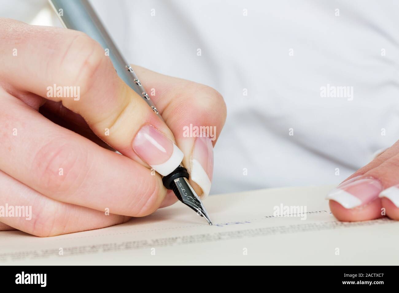 Hand with fountain pen signs contract Stock Photo - Alamy