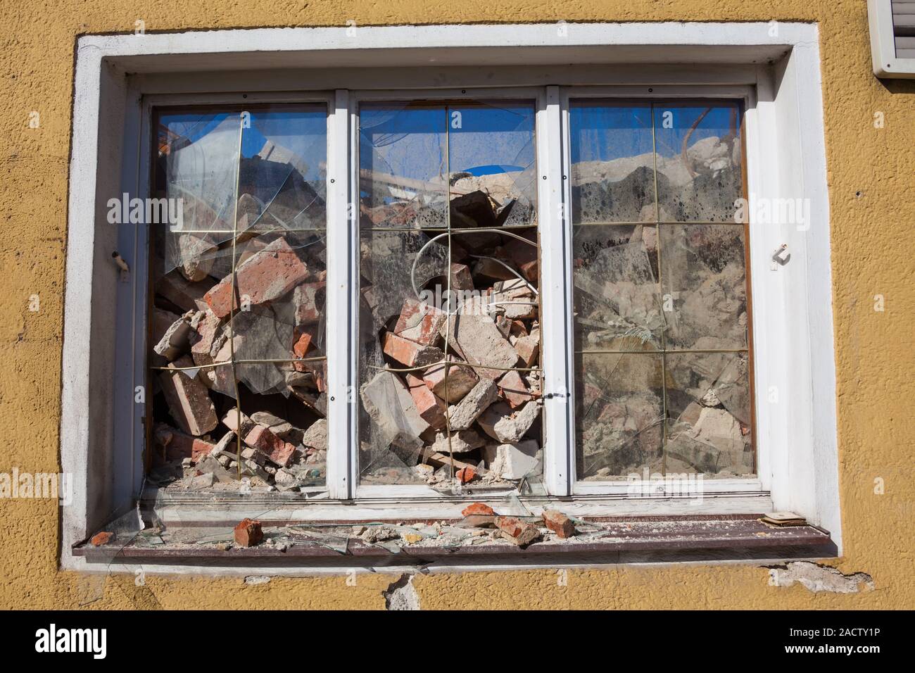 Condemned house hi-res stock photography and images - Alamy
