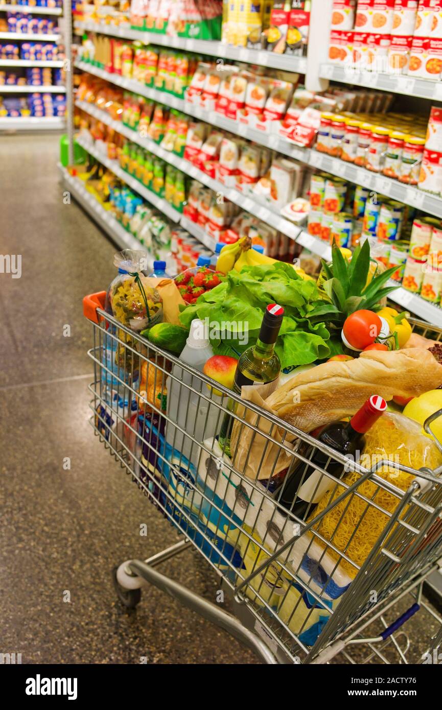 Shopping trolley in a supermarket Stock Photo - Alamy