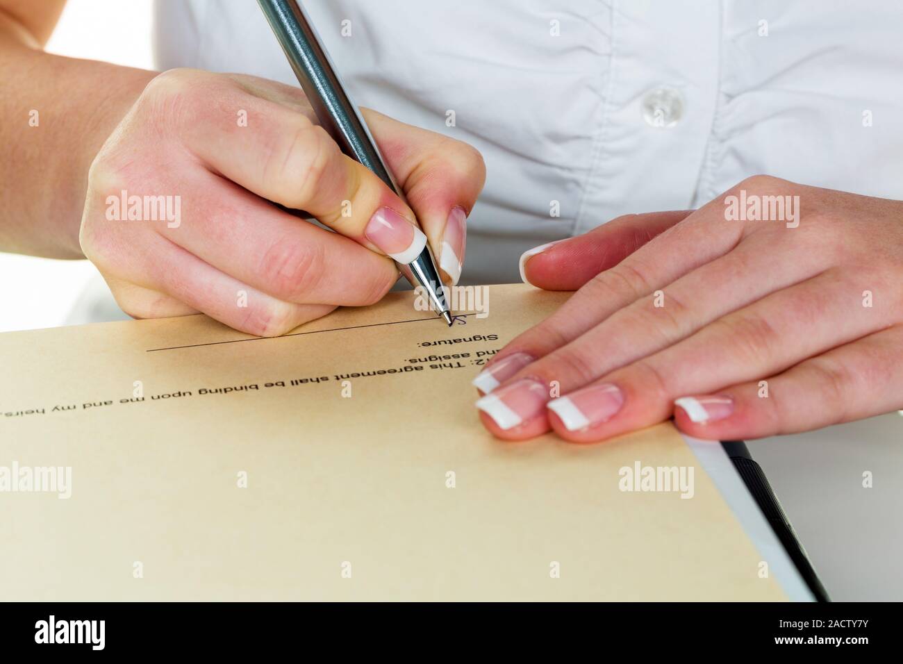 Hand with fountain pen signs contract Stock Photo - Alamy