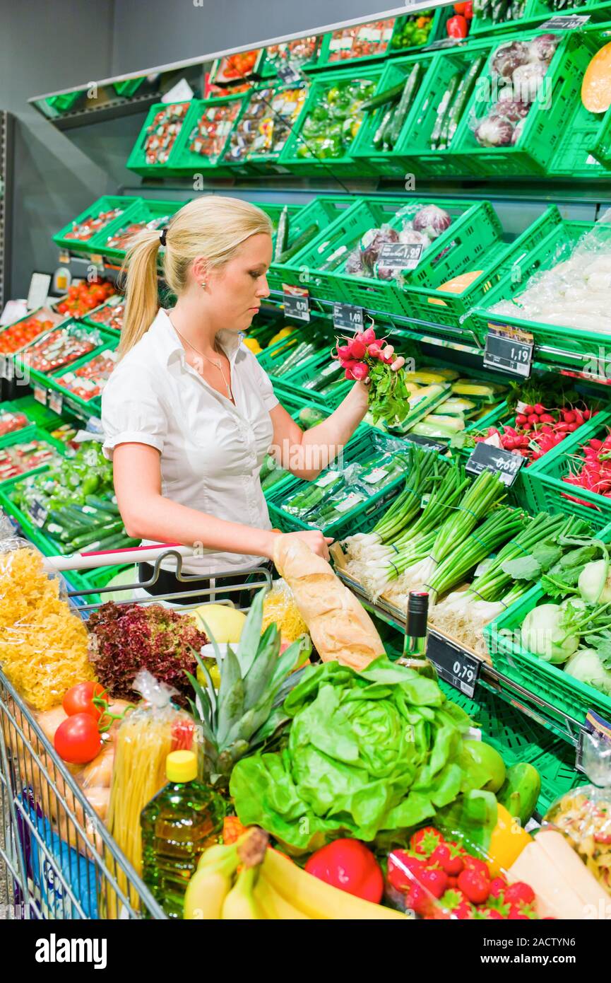 Buying fruit and vegetables hi-res stock photography and images - Alamy