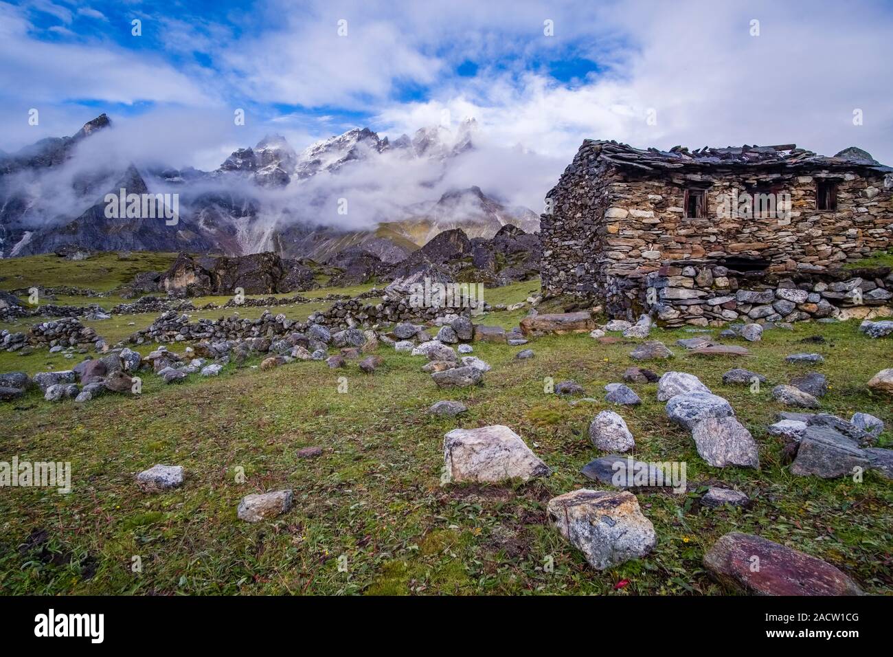 Old house nepal hi-res stock photography and images - Alamy