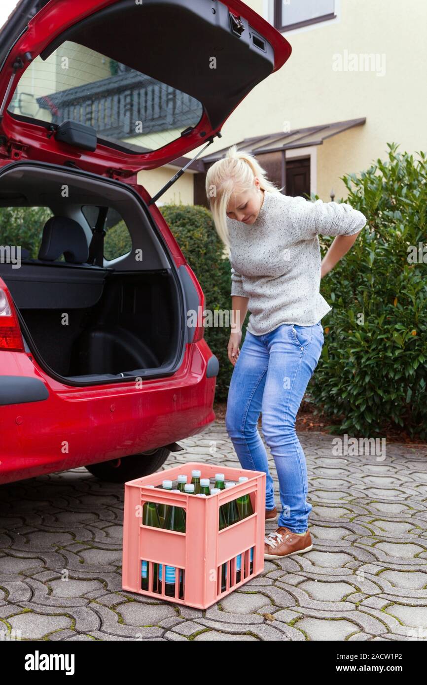 correct lifting of heavy crates Stock Photo - Alamy