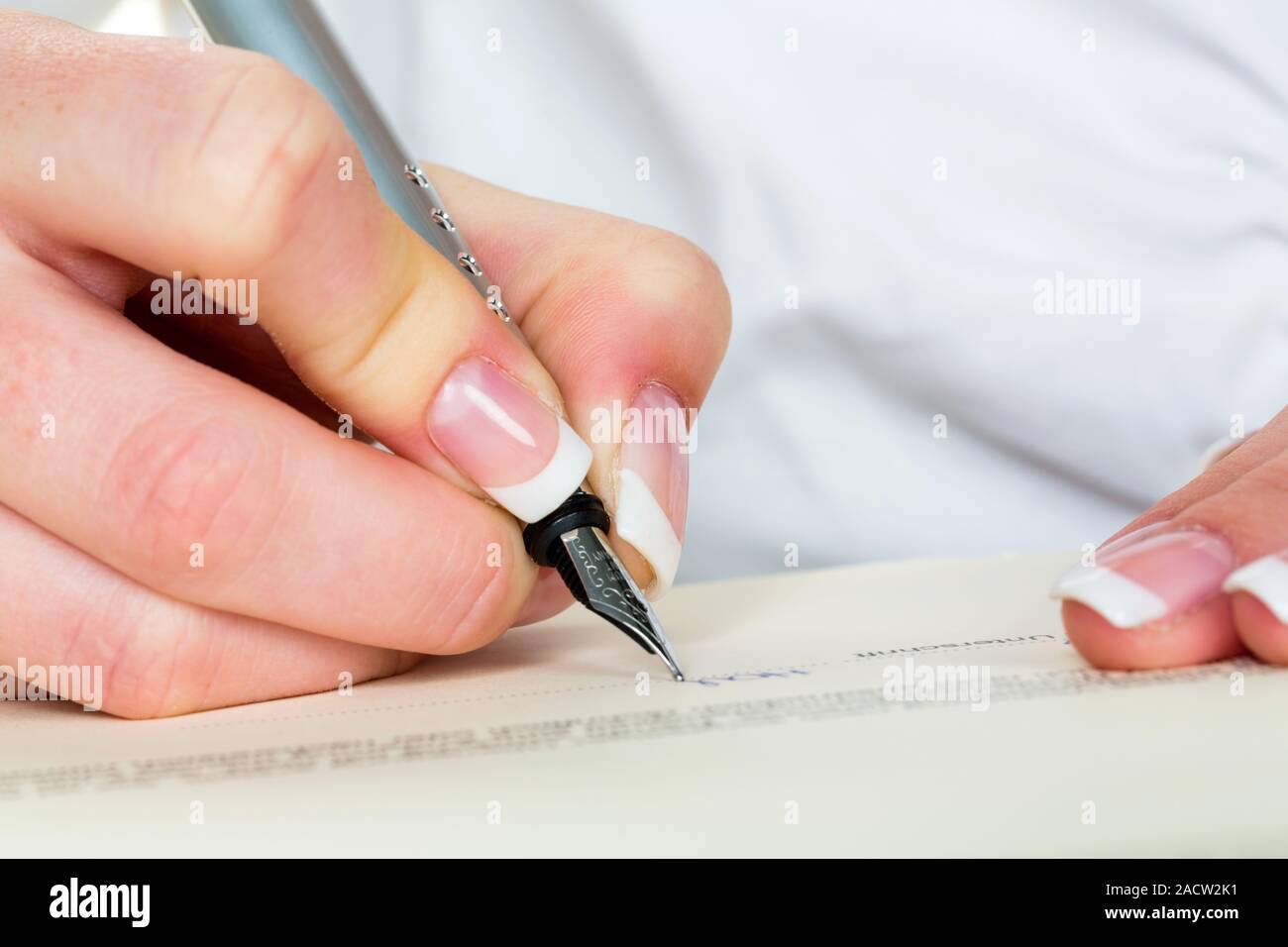 Hand with fountain pen signs contract Stock Photo - Alamy