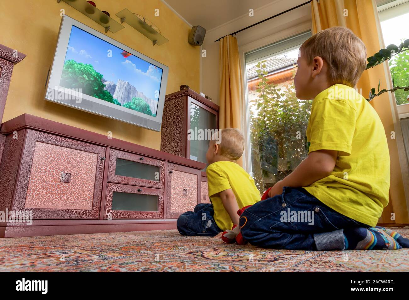 Children watching TV Stock Photo - Alamy