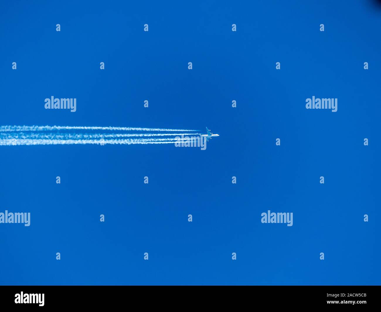 Aircraft with vapour trails Stock Photo - Alamy