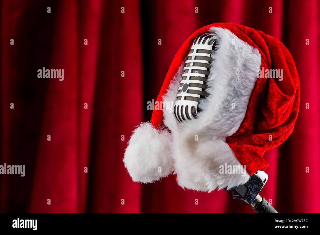 Retro microphone with christmas cap Stock Photo - Alamy