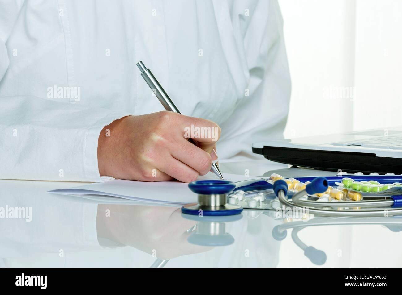 Doctor and drug hi-res stock photography and images - Alamy