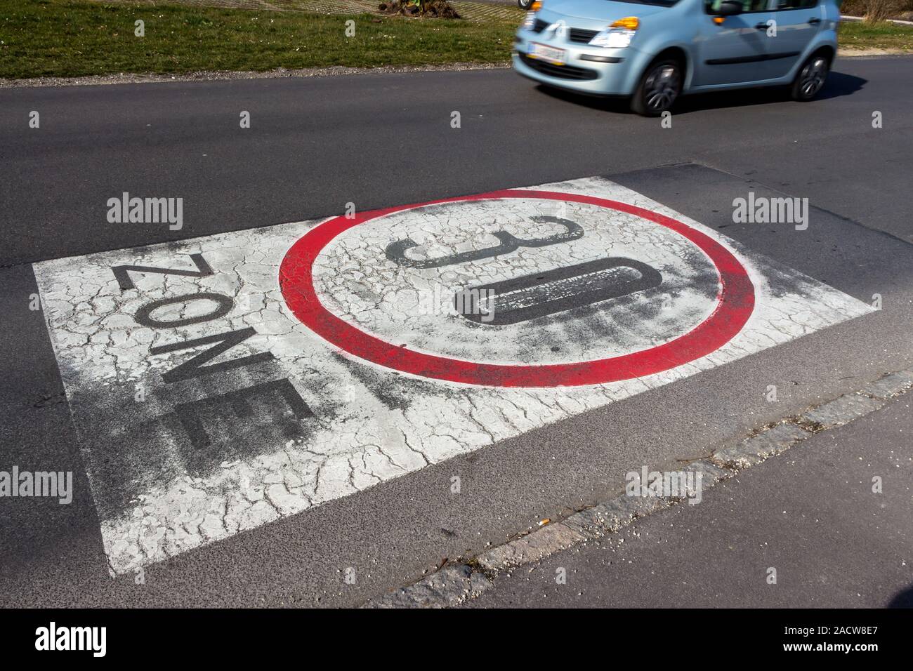 Tempo 30 zones hi-res stock photography and images - Alamy