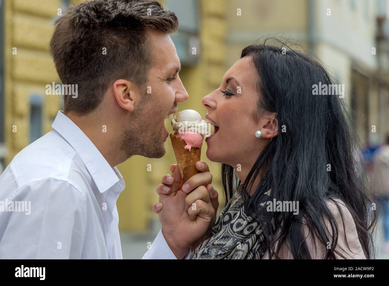 Couple ice cream hi-res stock photography and images - Alamy