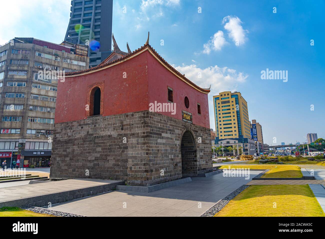 Old Taipei city wall. The North Gate ( Cheng'en gate ), established by ...