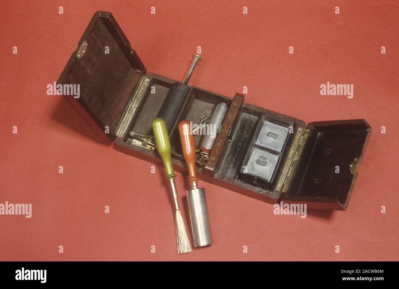 Galvanic apparatus by A. Gaiffe, complete with hand grips and metal ...