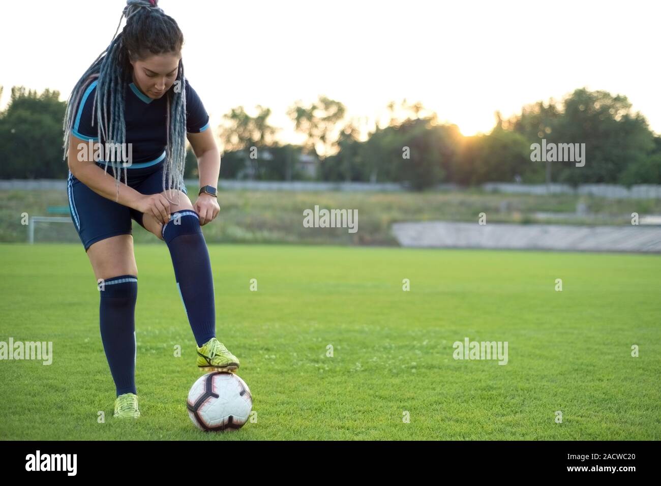 Soccer player tying shoe hi-res stock photography and images - Alamy