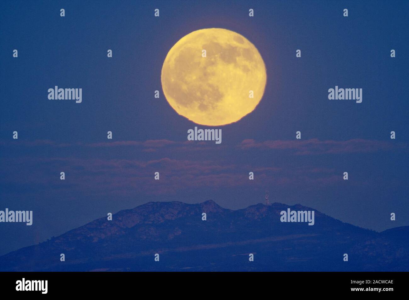 Moonrise. Full Moon rising over a mountain Stock Photo - Alamy