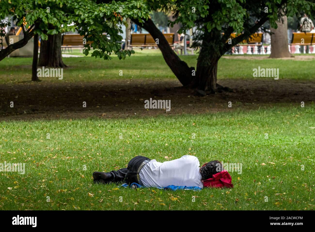 Man sleeping in the park Stock Photo - Alamy