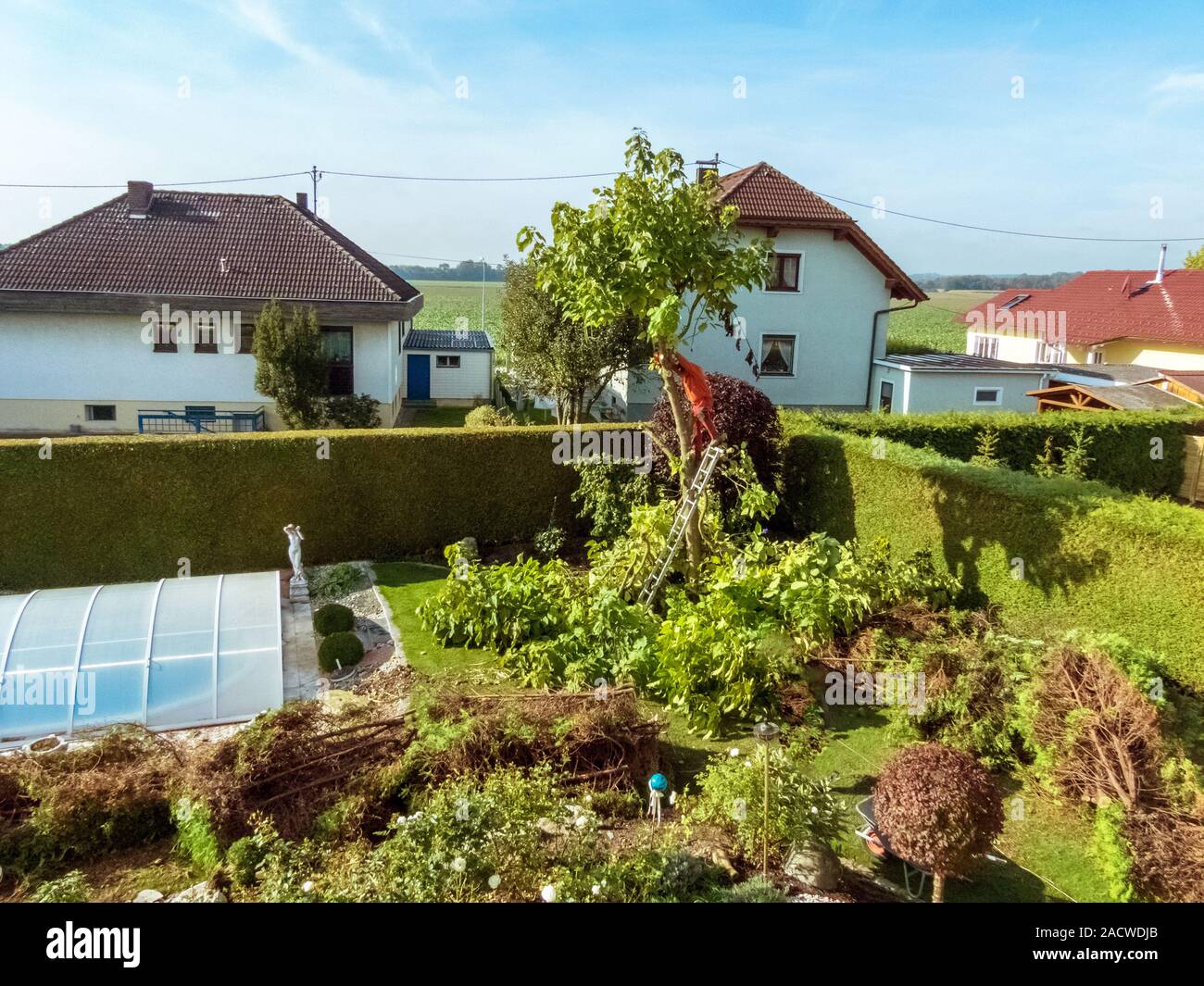 Gardeners work hi-res stock photography and images - Alamy