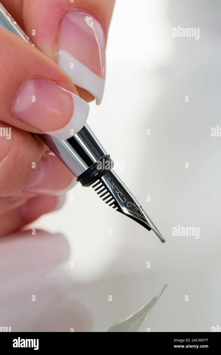 Hand with fountain pen signs contract Stock Photo - Alamy