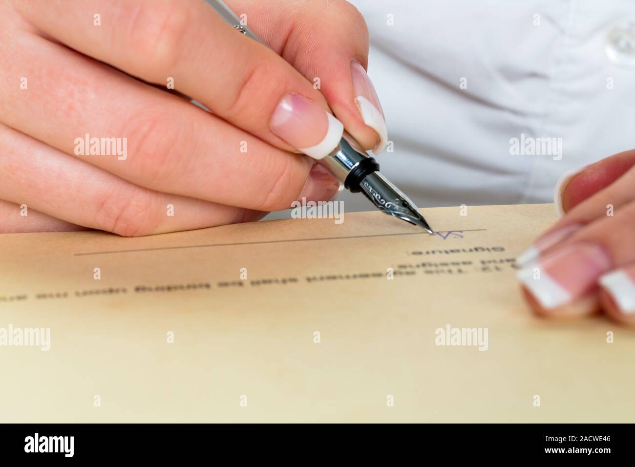 Hand with fountain pen signs contract Stock Photo - Alamy