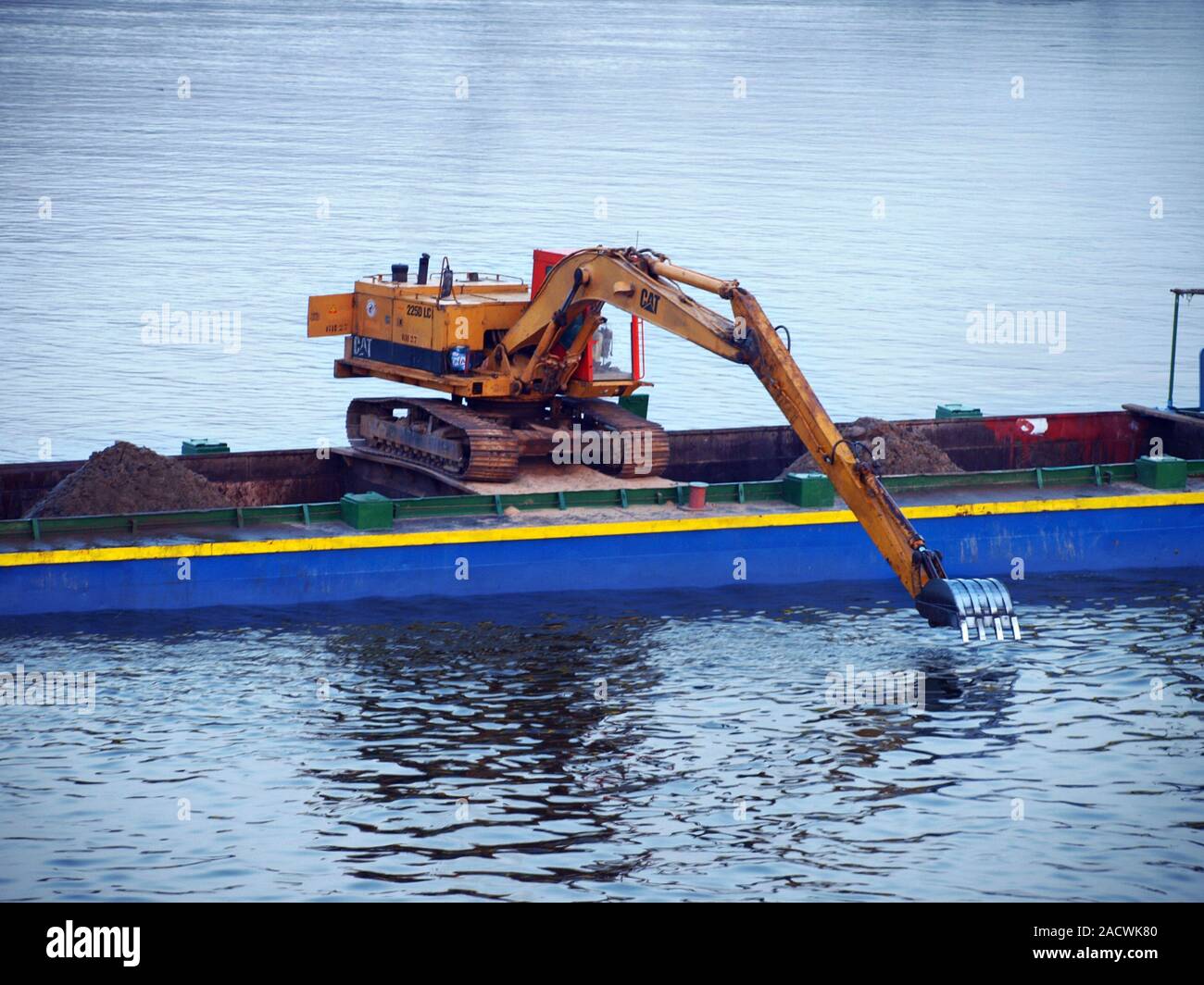 Extracting sand from the River Nile, Egypt Stock Photo - Alamy