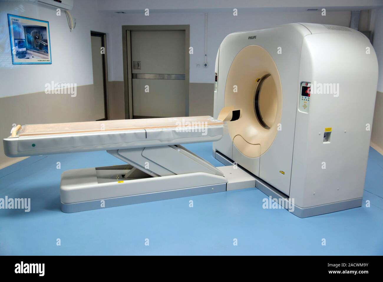 Safari park animal hospital. Magnetic resonance imaging (MRI) scanner ...