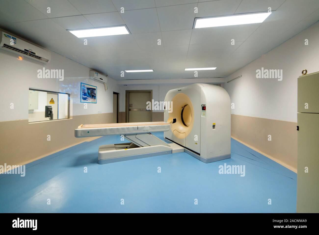 Safari park animal hospital. Magnetic resonance imaging (MRI) scanner ...