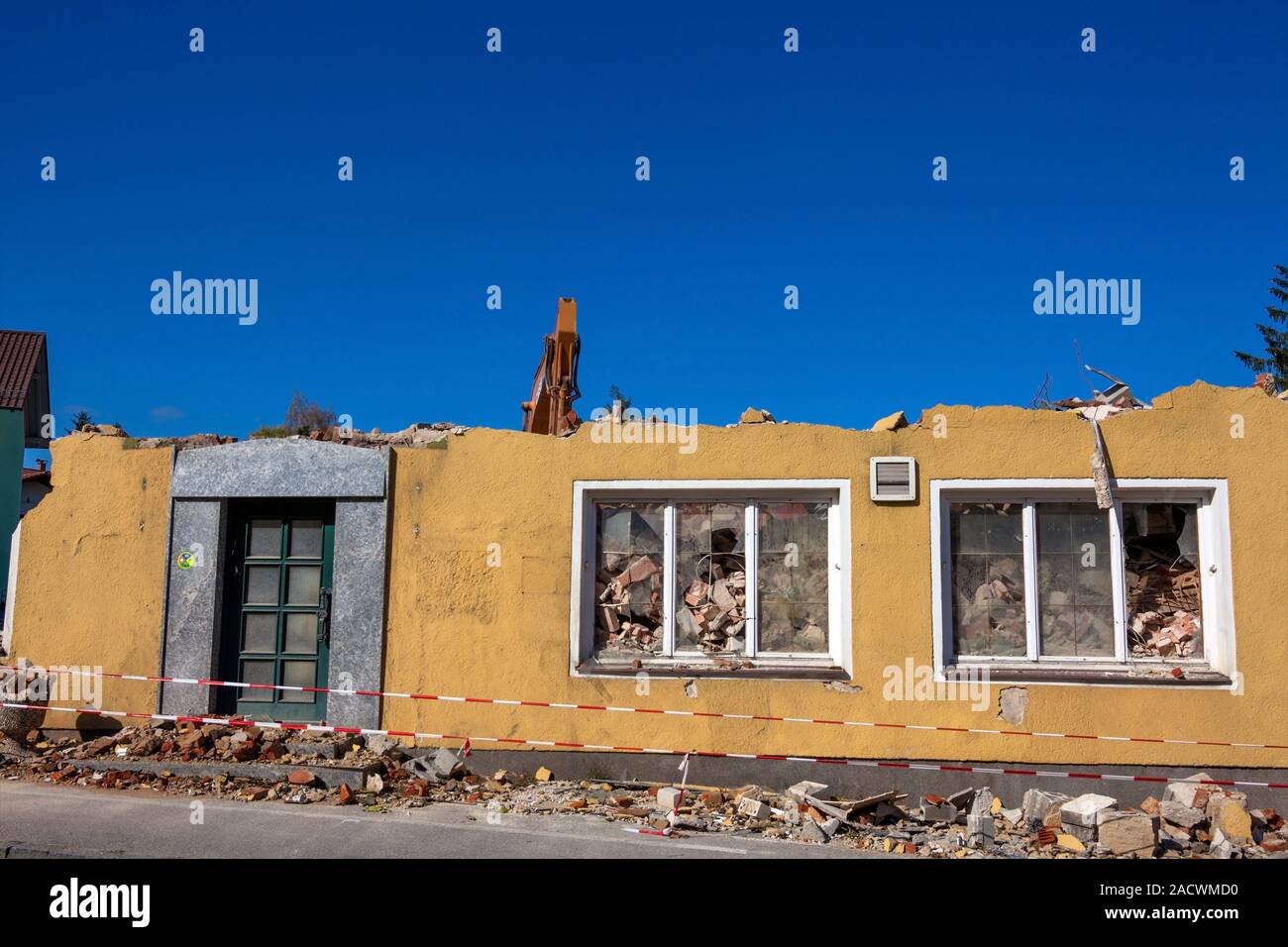Condemned house hi-res stock photography and images - Alamy