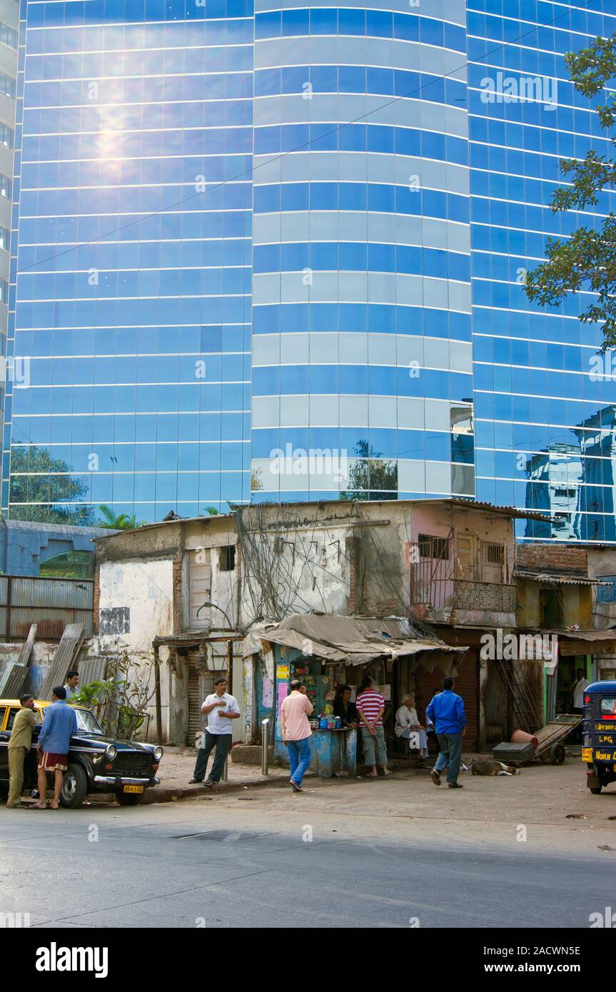 A modern tower block built next to a slum area in Mumbai, India Stock ...