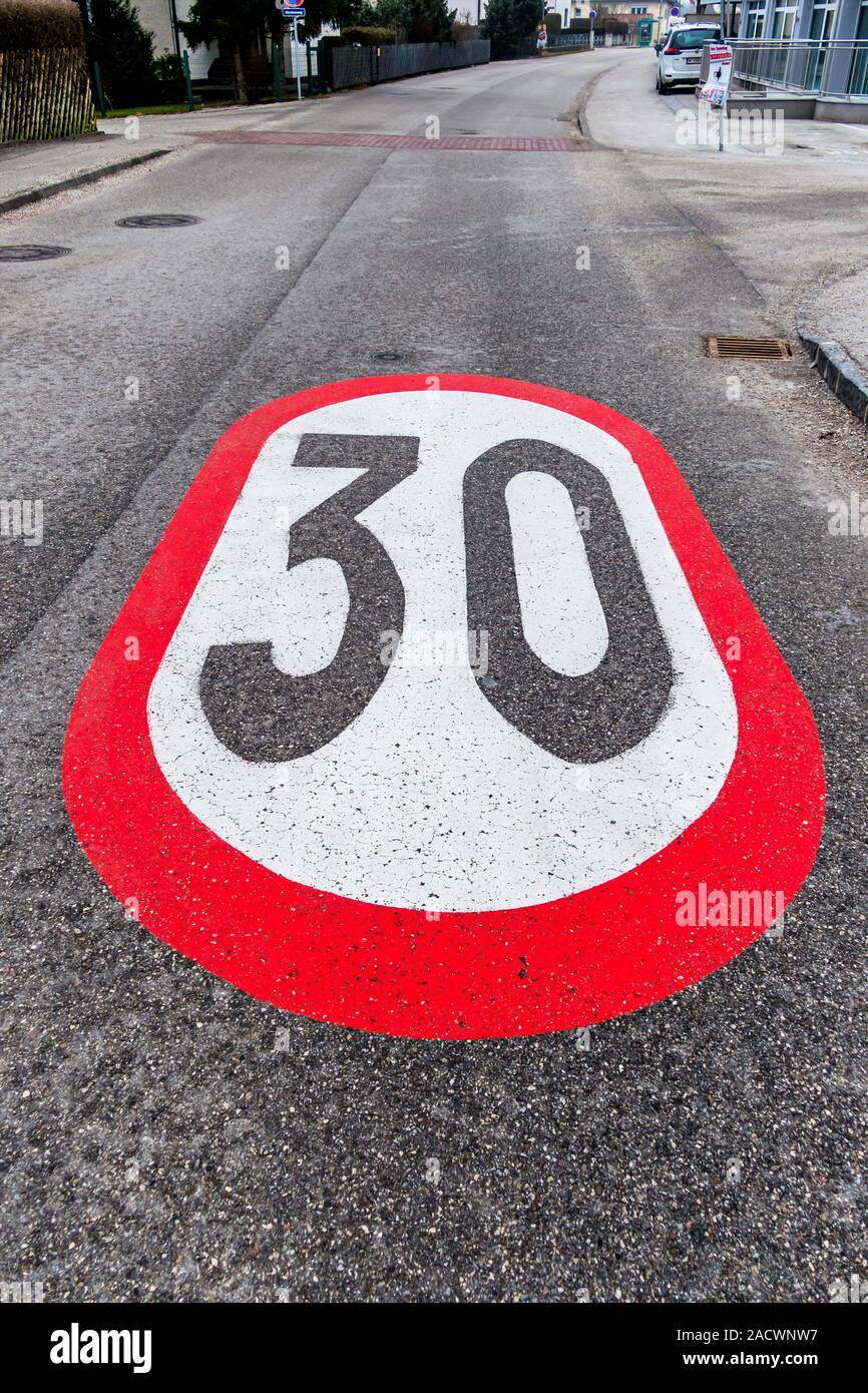 Tempo 30 zone hi-res stock photography and images - Alamy
