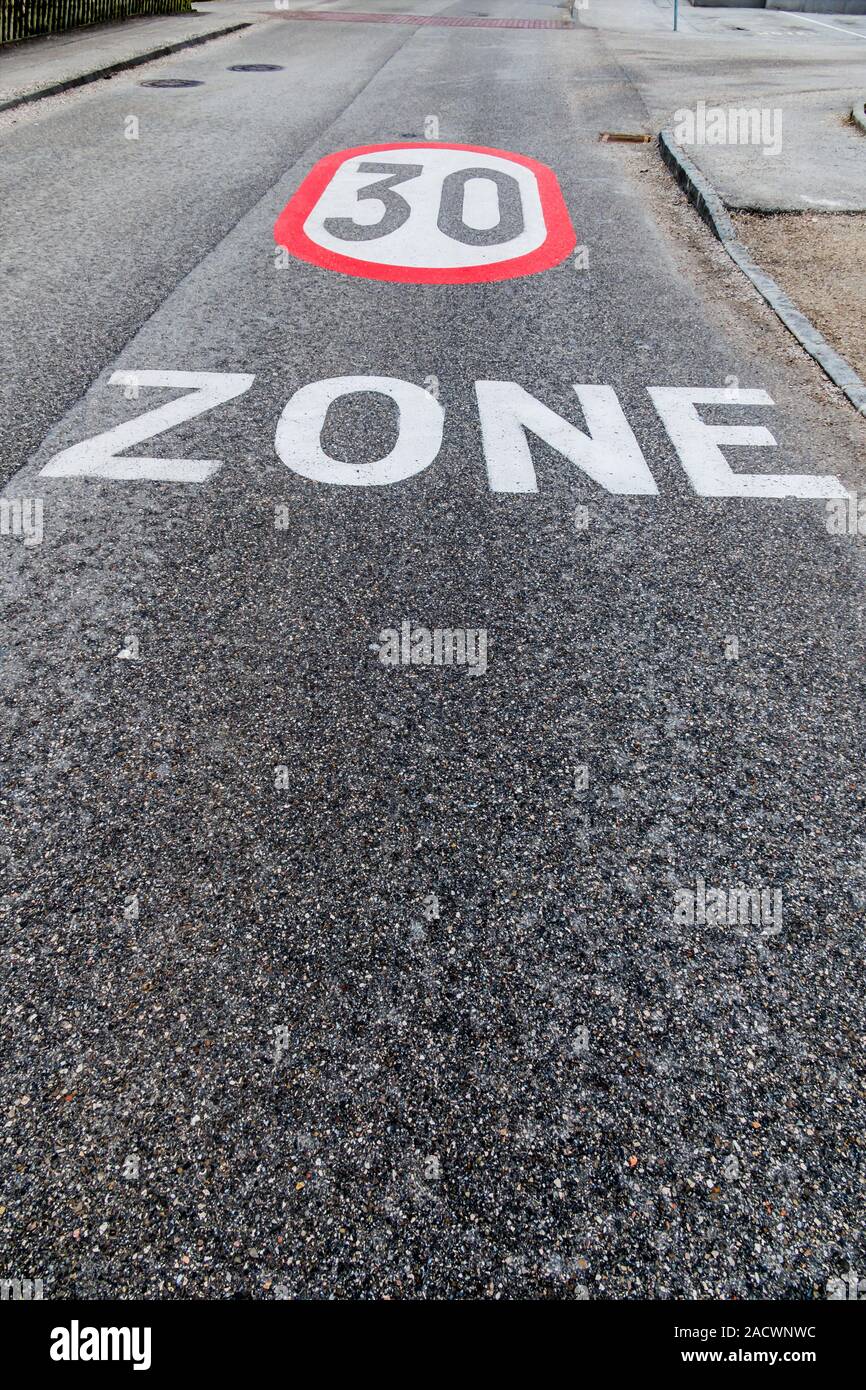 Tempo 30 zone hi-res stock photography and images - Alamy