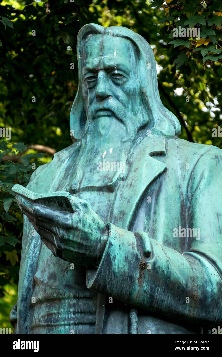 Statue man reading hi-res stock photography and images - Alamy