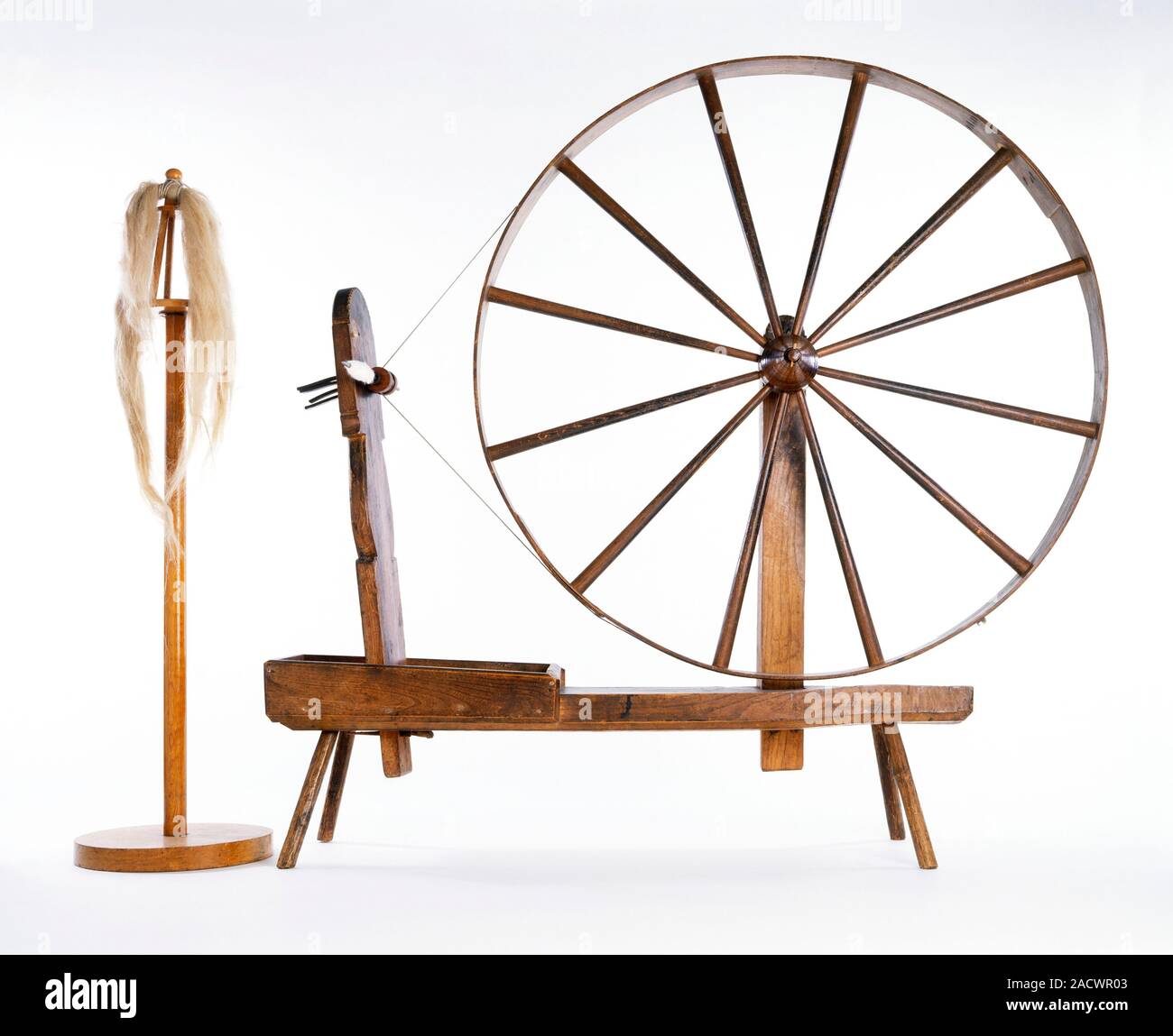 Spinning wheel and wool Stock Photo - Alamy