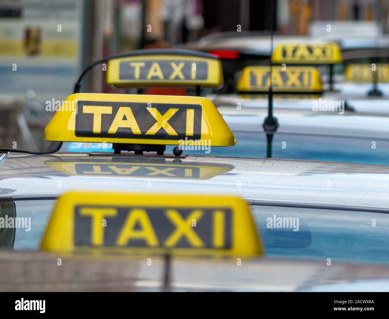 Taxis stand hi-res stock photography and images - Alamy