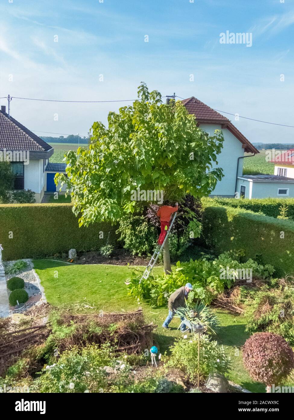 Gardeners work hi-res stock photography and images - Alamy