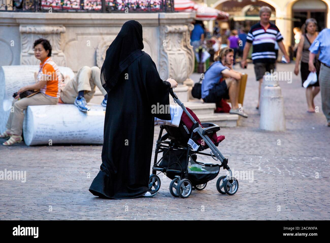Burka hi-res stock photography and images - Alamy