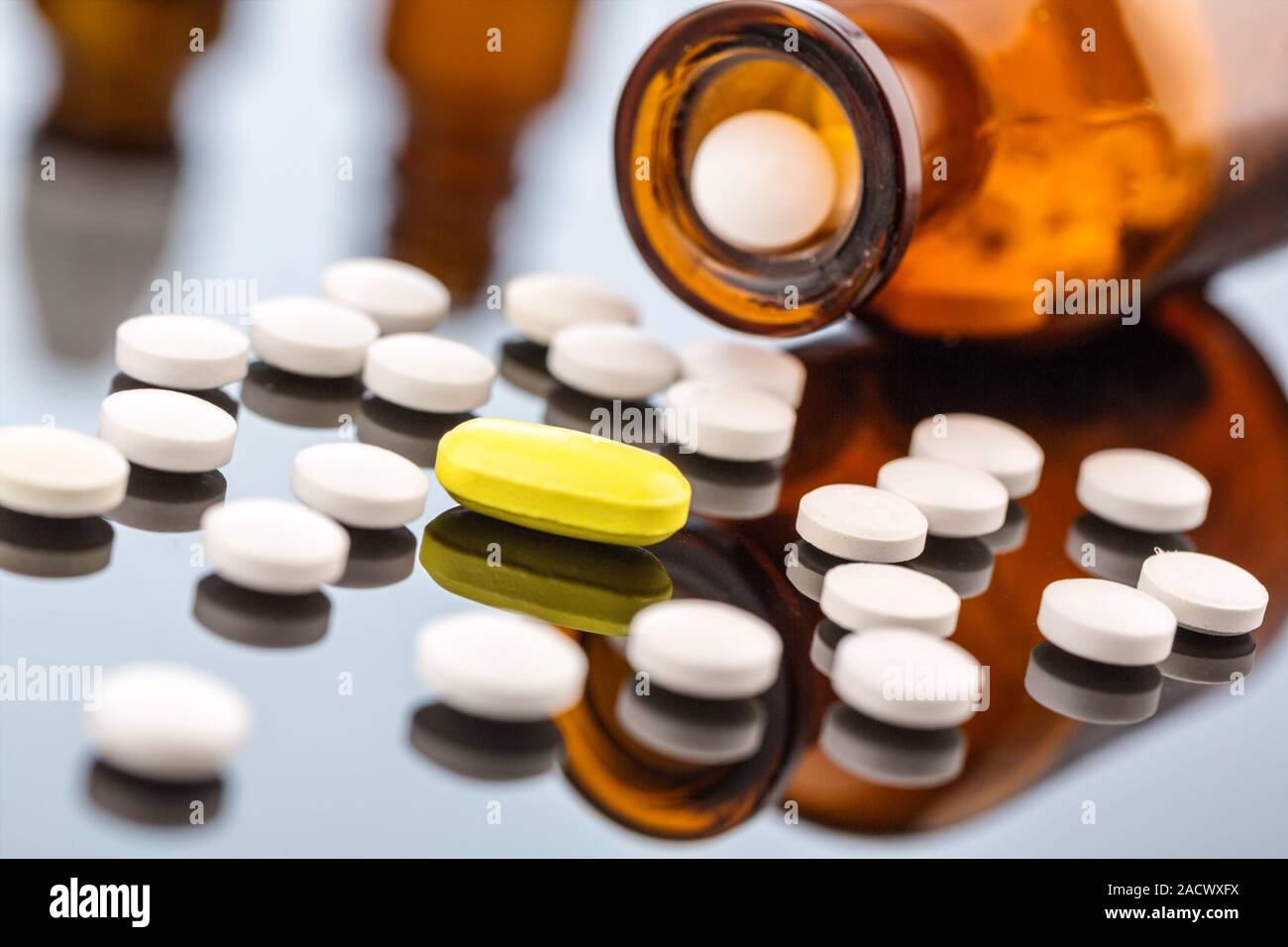 Container tablets hi-res stock photography and images - Alamy