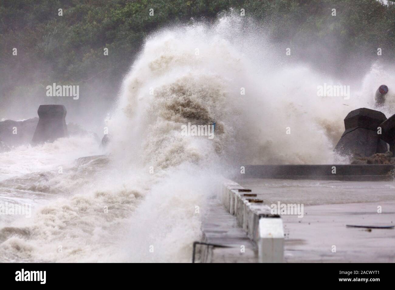 Coastal wave during Typhoon Usagi as it passed the southern tip of ...