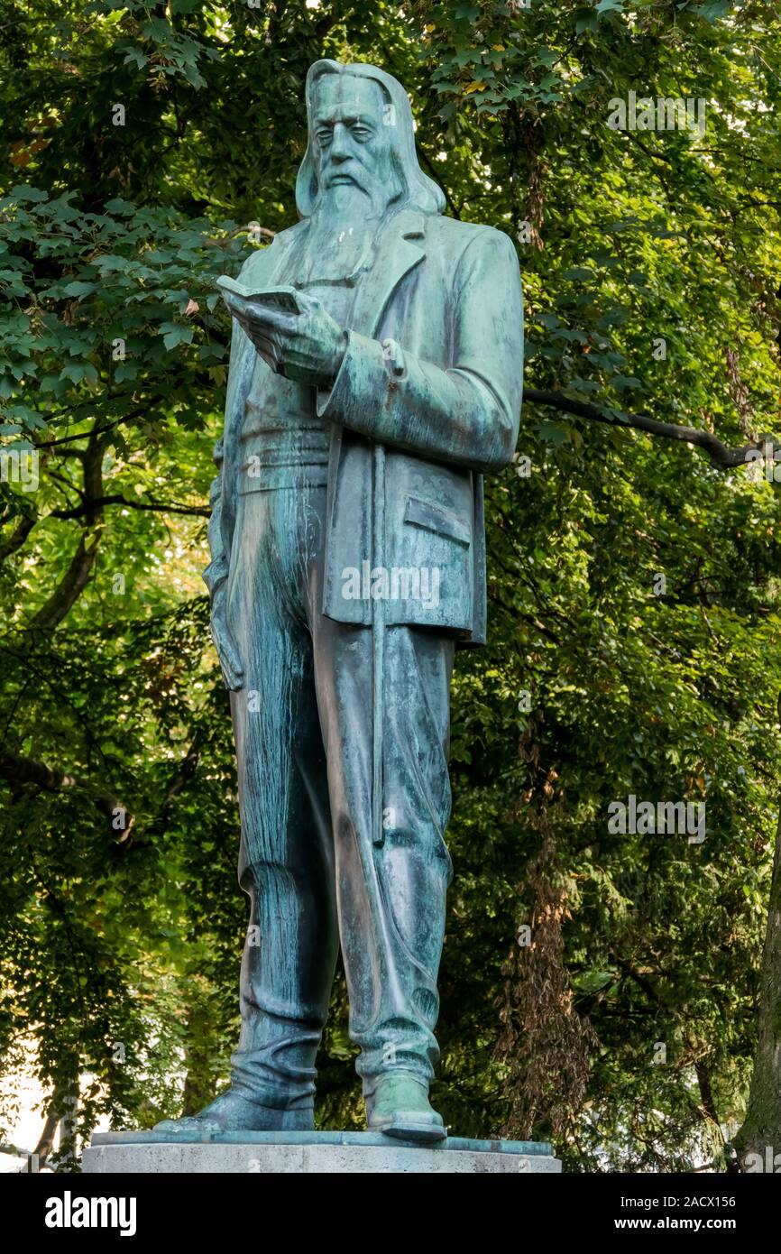 Statue man reading hi-res stock photography and images - Alamy