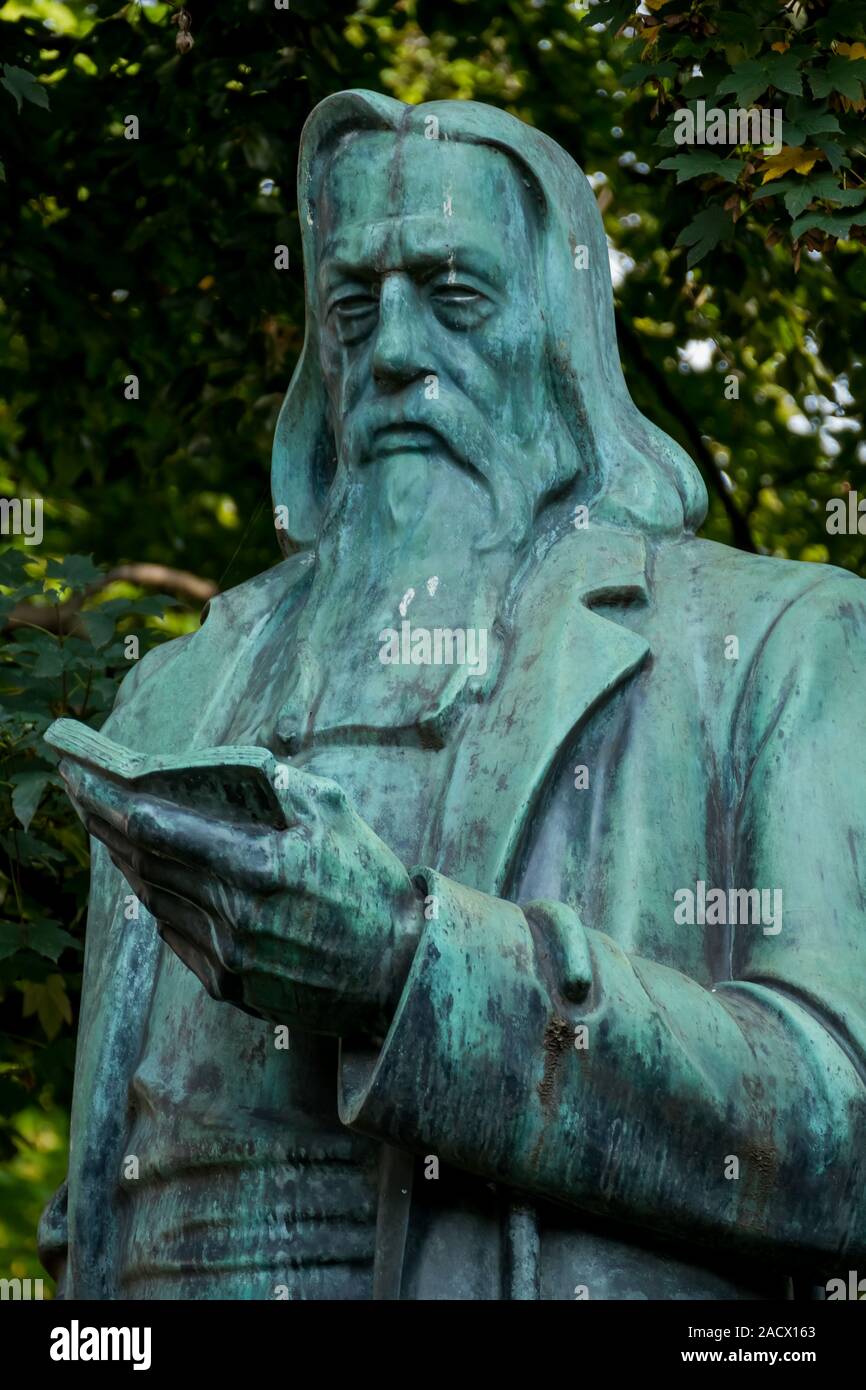 Statue of a reading man Stock Photo - Alamy