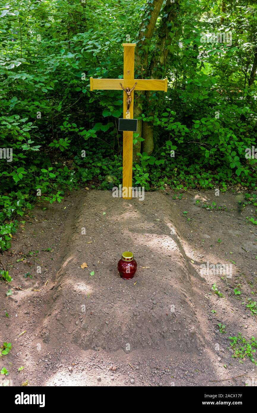 Tomb with wooden cross Stock Photo - Alamy