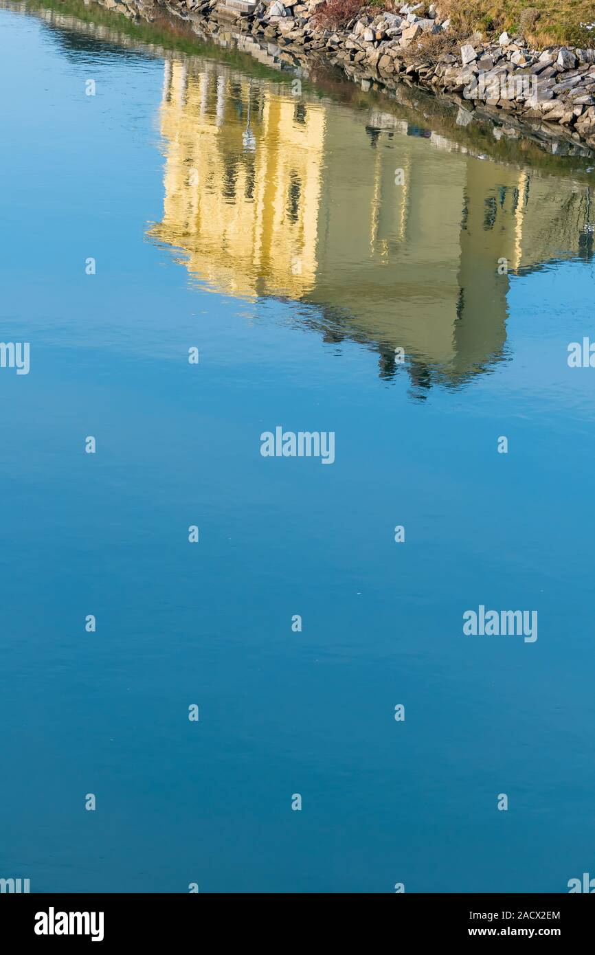 Building reflected in the water Stock Photo - Alamy