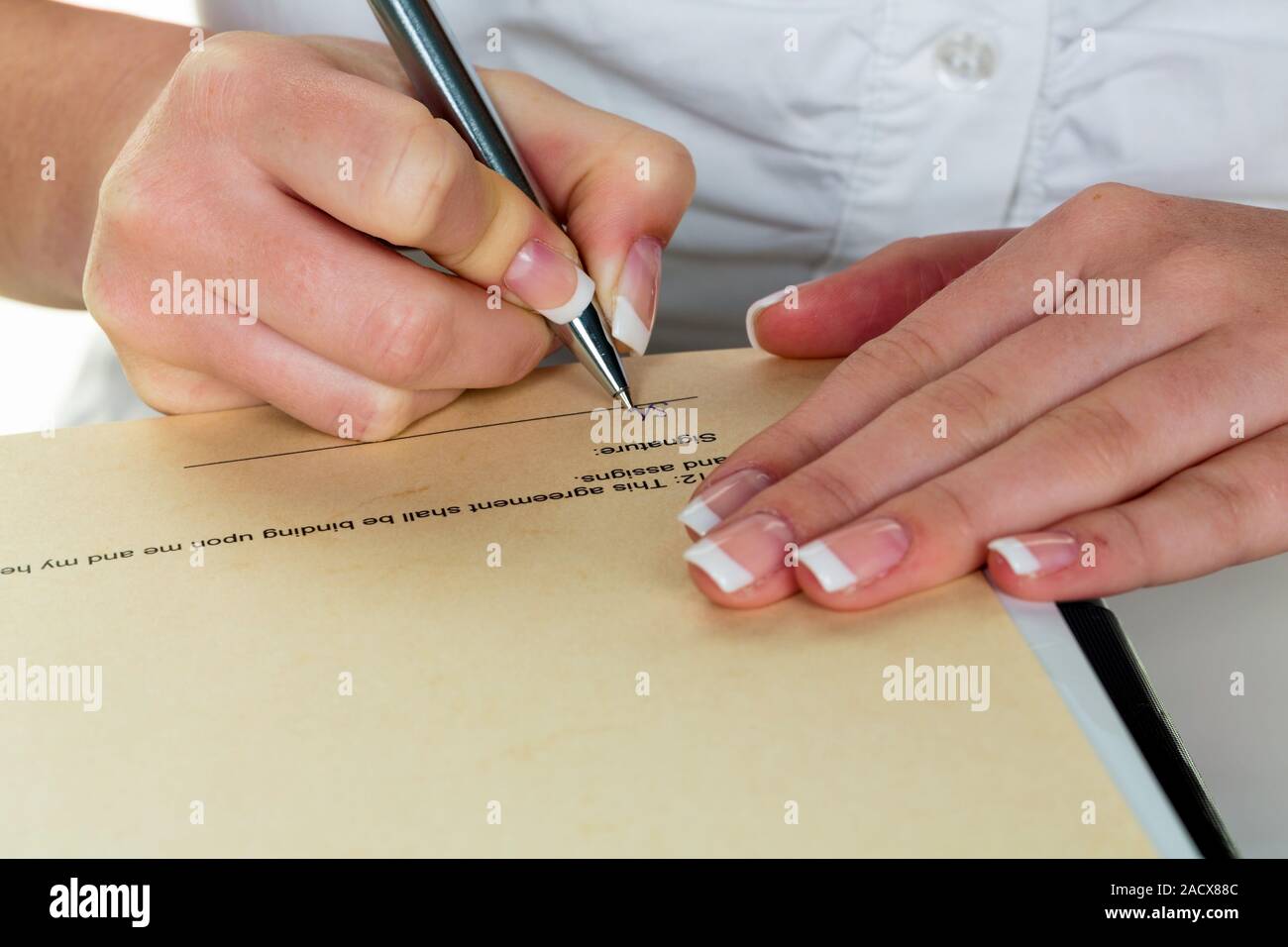 Hand with fountain pen signs contract Stock Photo - Alamy