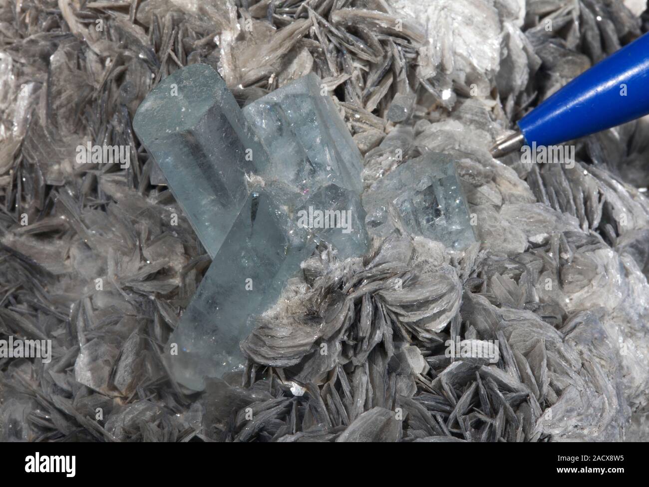 Columnar crystals of aquamarine (hexagonal crystal system) are here ...